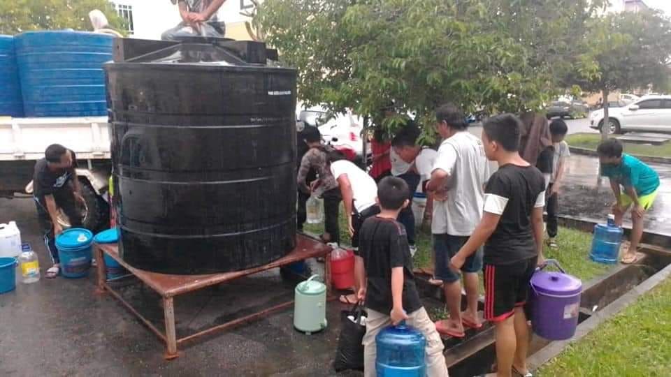 Tak hadir sekolah, cedera angkat air antara masalah dihadapi penduduk ...